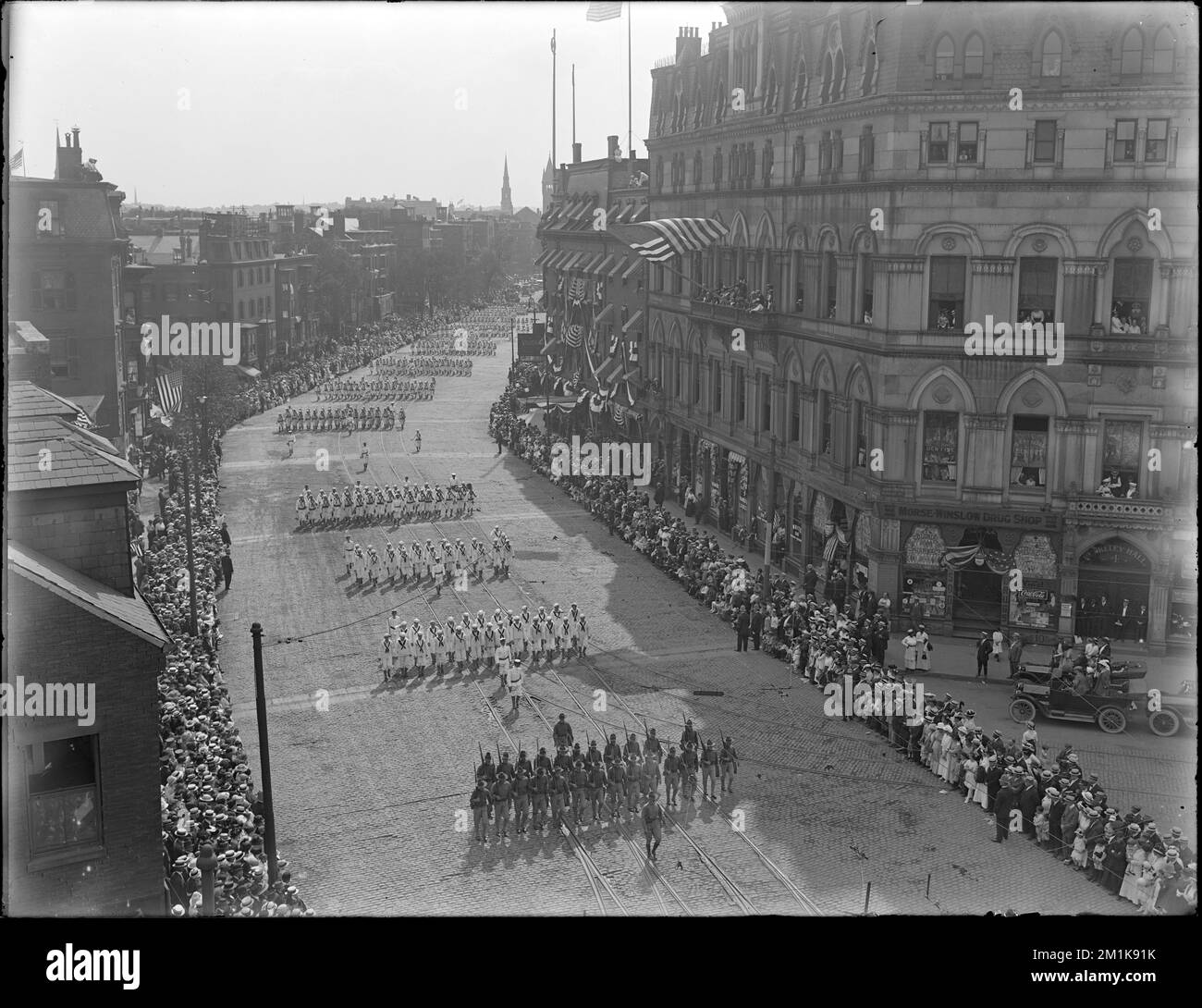 L'armée et la marine défilent, les premiers hommes à la première Guerre ...