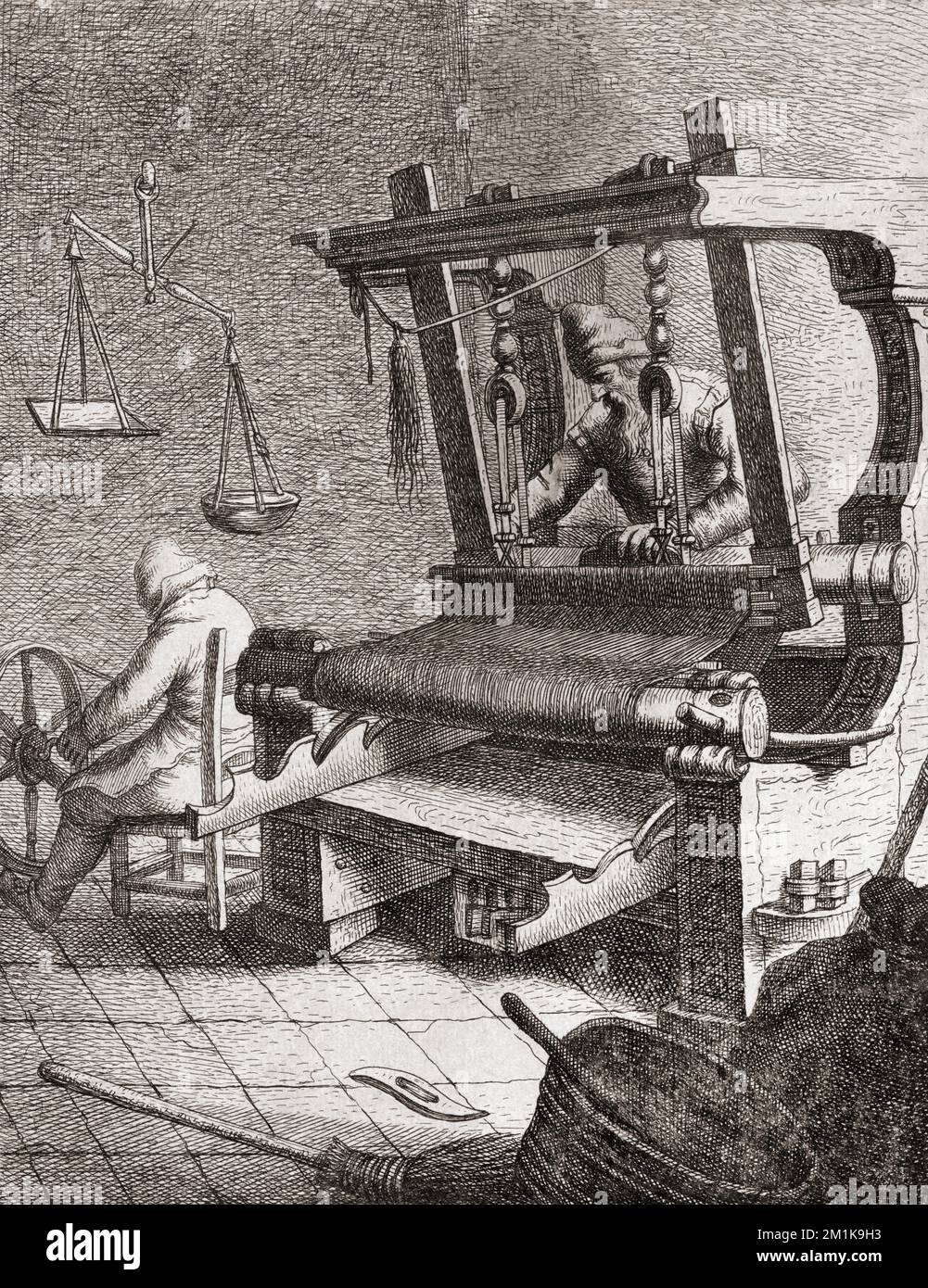 Un tisserand au travail sur son métier à tisser et un homme tournant au ...