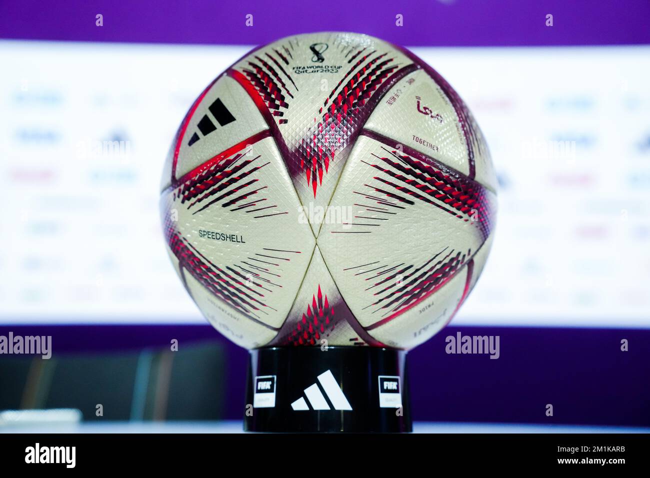 Le football Adidas Al Hilm, qui sera utilisé pendant la demi-finale et ...