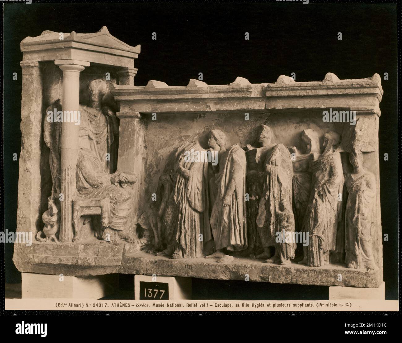 Athènes - grèves. Musée National. Relief votif - Esculape, sa fille ...