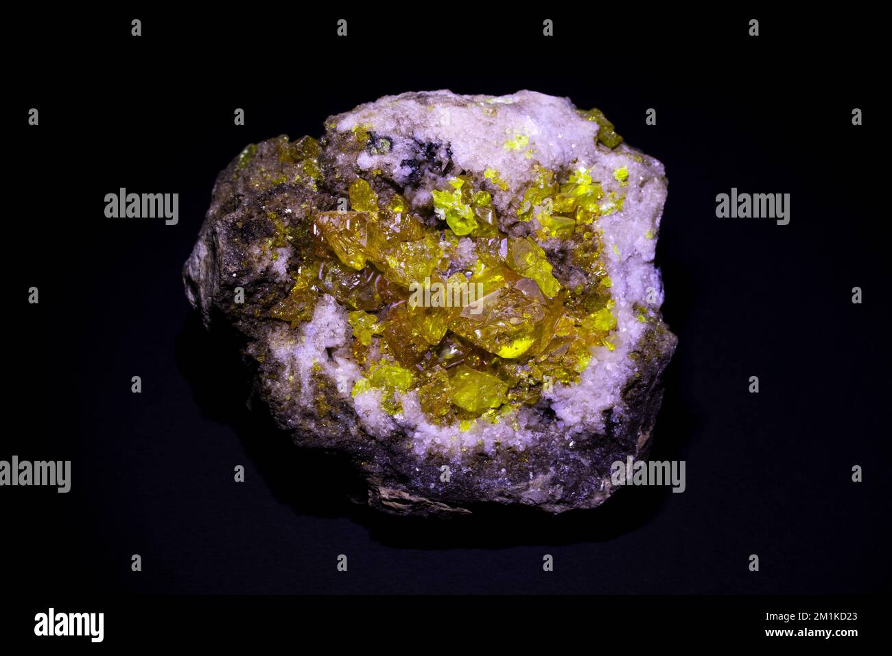 Yellow crystal quartz mineral stone Banque de photographies et d’images ...
