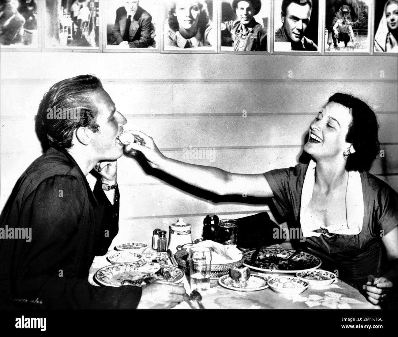 CHARLTON HESTON et son épouse LYDIA CLARKE HESTON déjeuner aux studios ...