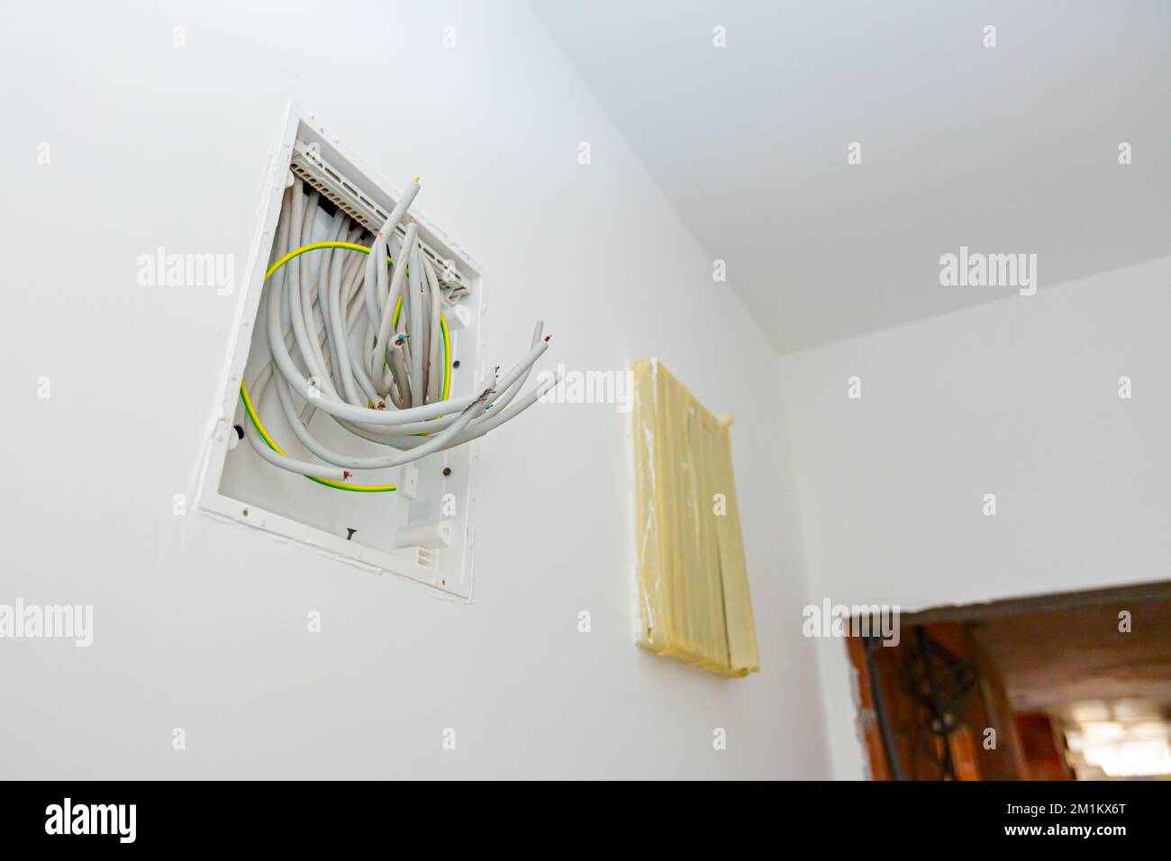 Un faisceau de câbles divers est accroché à un boîtier de commutateur à ...