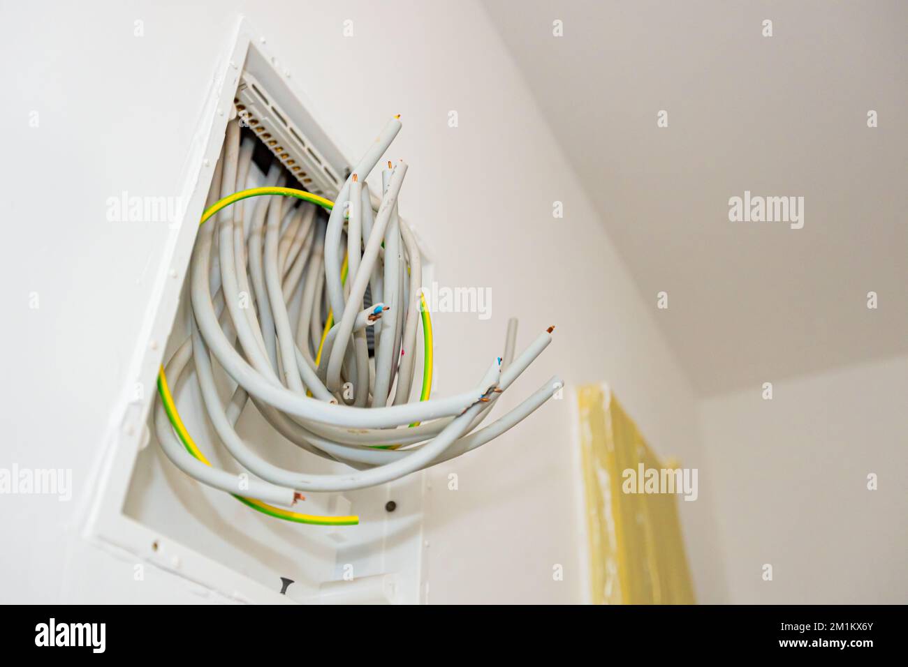 Un faisceau de câbles divers est accroché à un boîtier de commutateur à ...