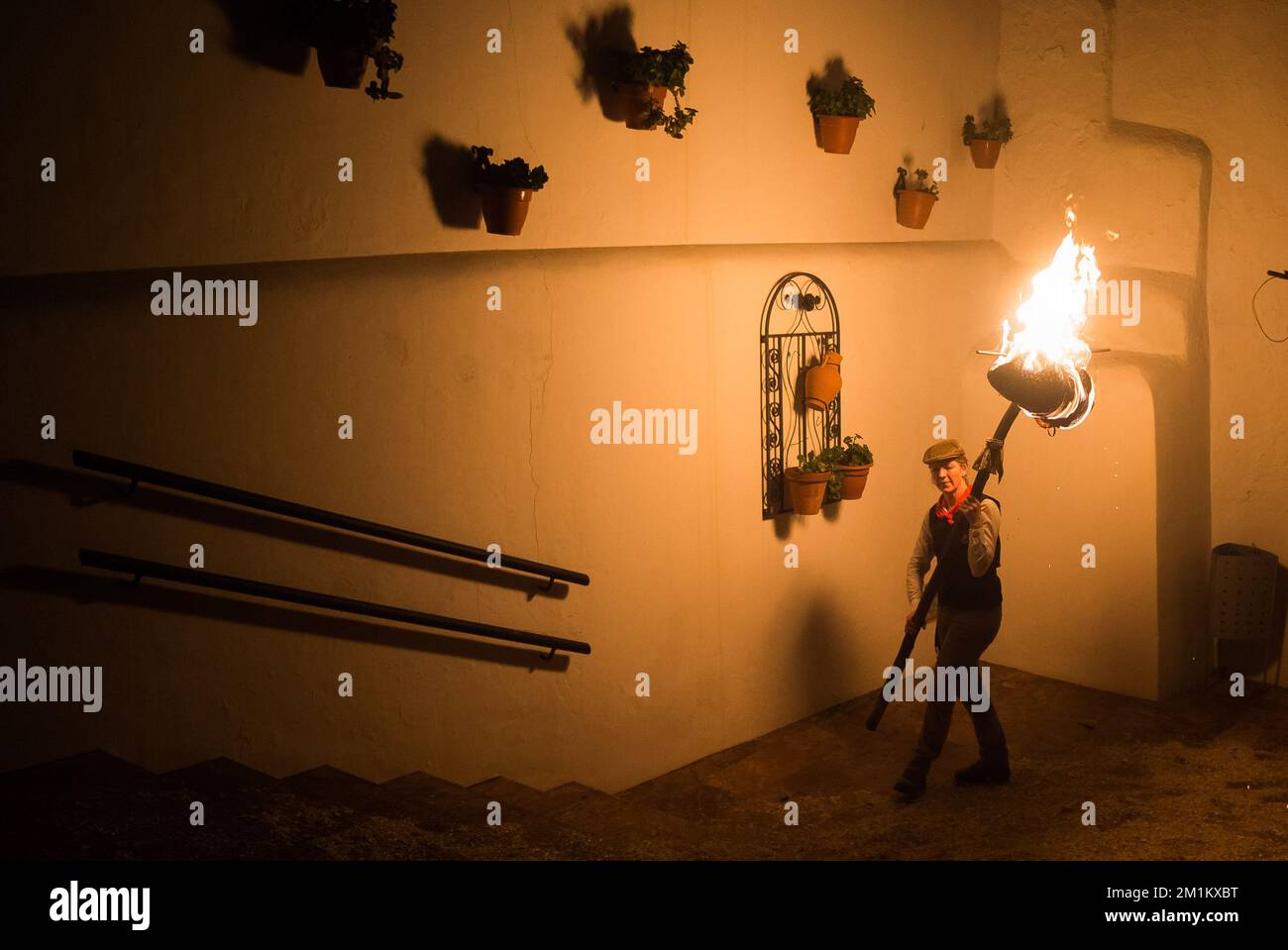 Malaga, Espagne, 12/12/2022, Un villageois est vu tenir une torche dans ...