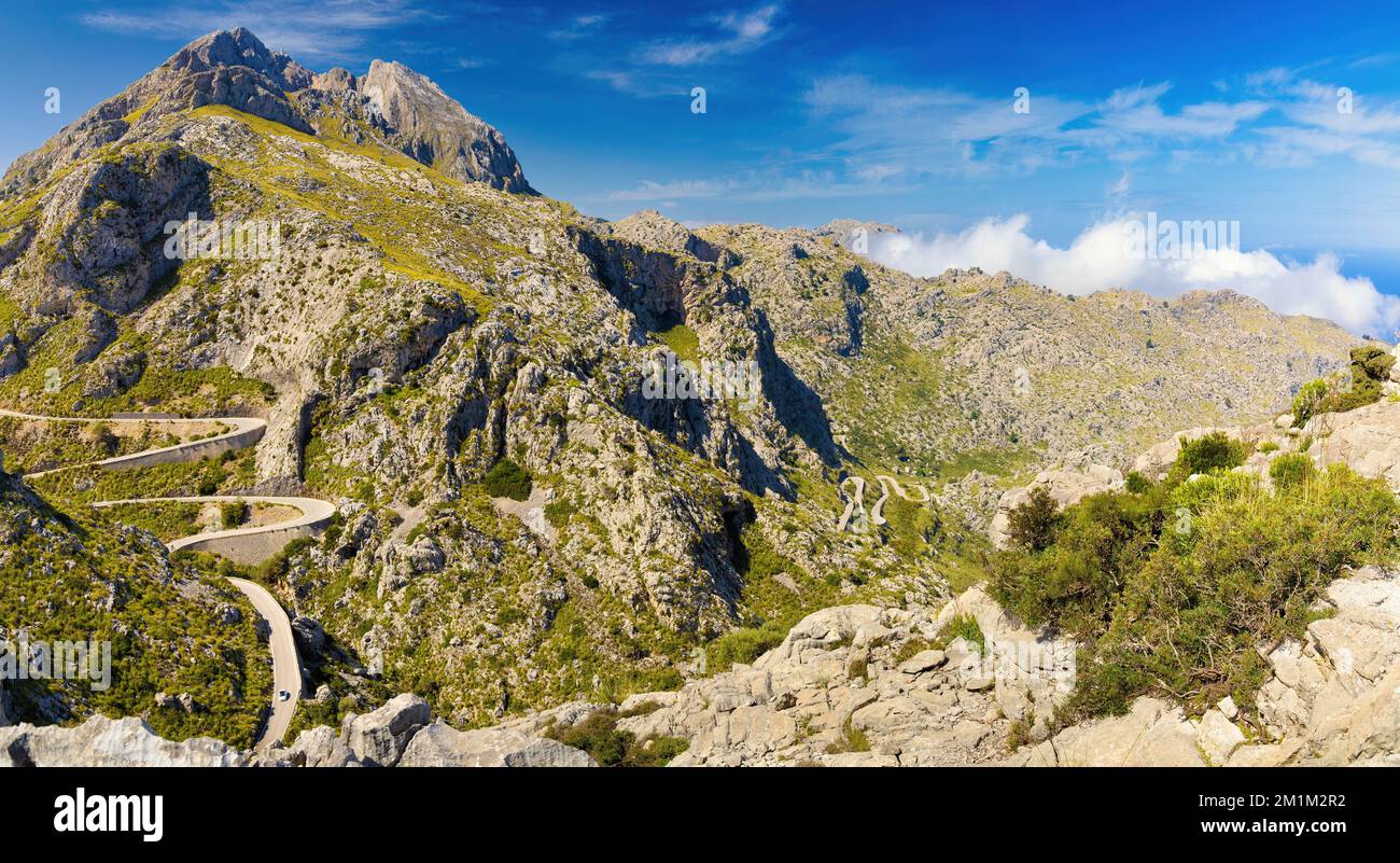Une route étroite et tordue descend du col de la Reis vers la ...