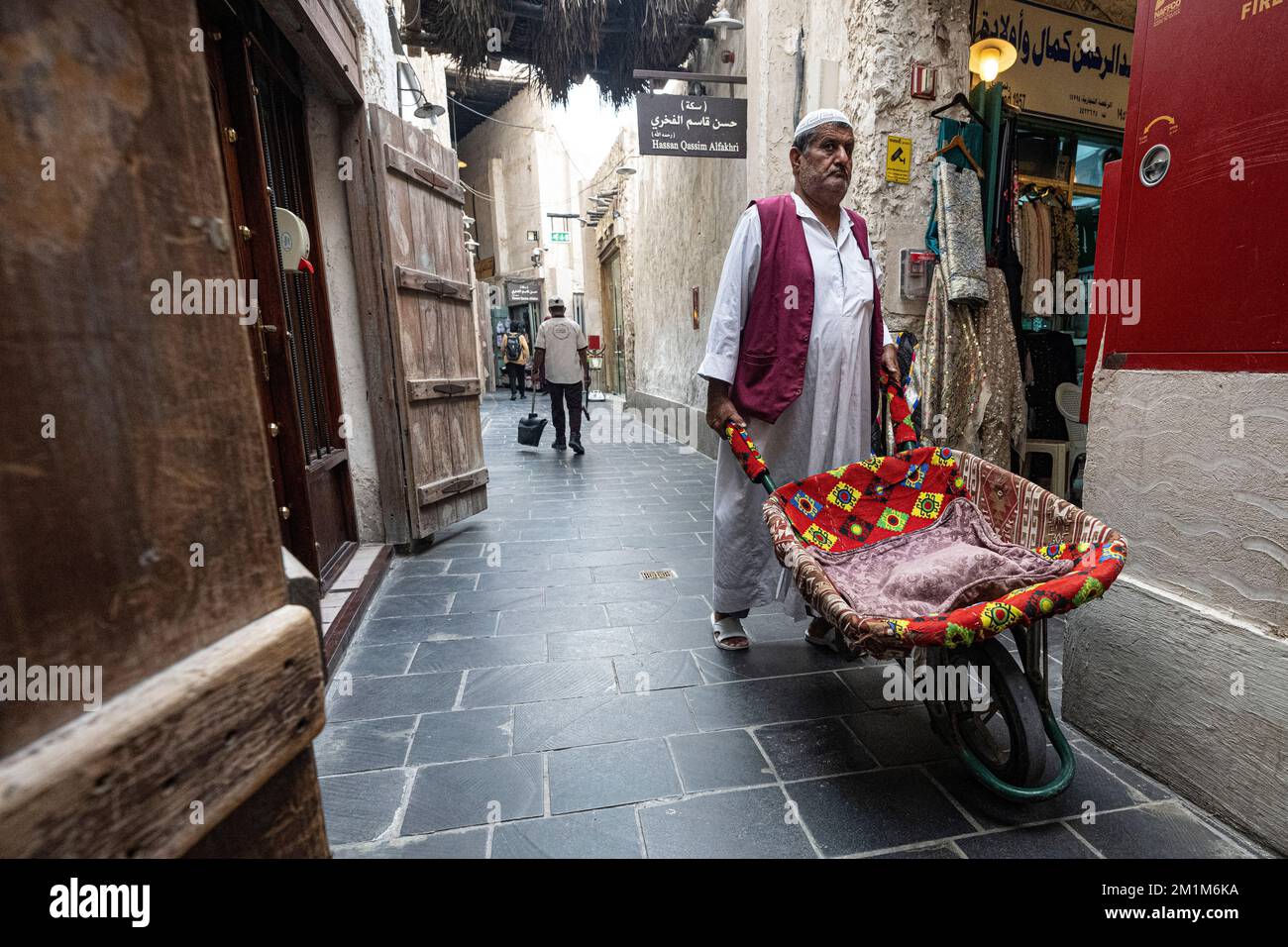 Qatari homme au marché traditionnel de Souq Waqif pendant la coupe du ...