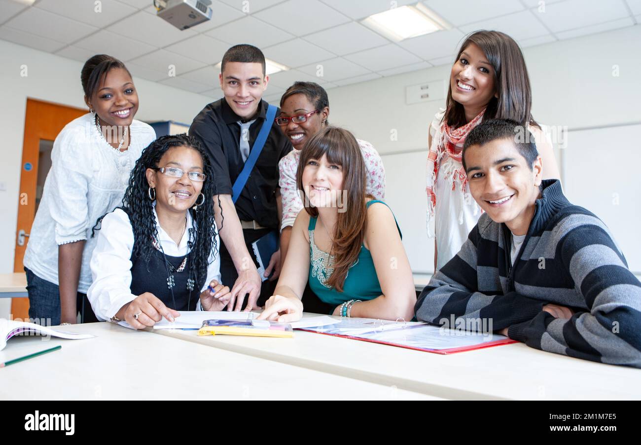 Cours collégial : enseignant et étudiants. Un groupe d'étudiants ...