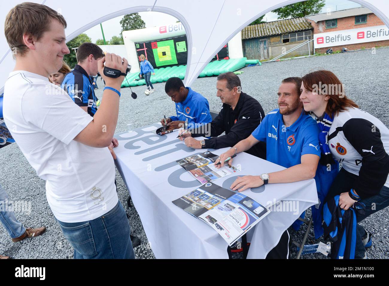 20120708 - BRUGGE, BELGIQUE: Le Bart Buysse du Club pose avec un fan ...