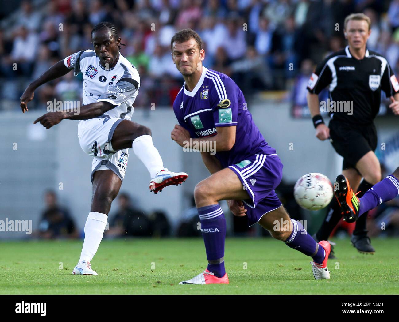 20120825 - HEVERLEE, BELGIQUE: Derick Chuka Ogbu de OHL et Roland ...