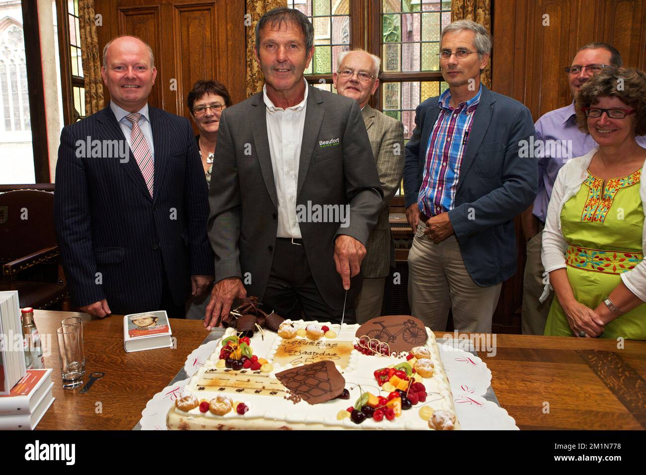20120824 - EEKLO, BELGIQUE: Maire d'Eeklo Koen Loete (L) et ancien ...