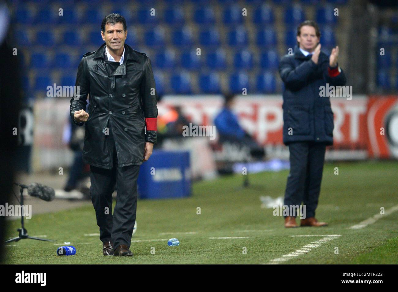 20121111 - GENK, BELGIQUE : l'entraîneur-chef de Mons Enzo Scifo et l ...