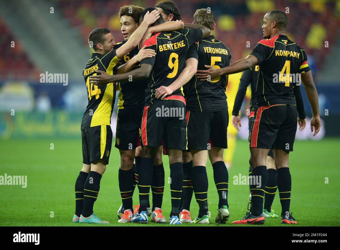 20121114 - BUCAREST, ROUMANIE: Christian Benteke (9) célèbre avec Dries ...