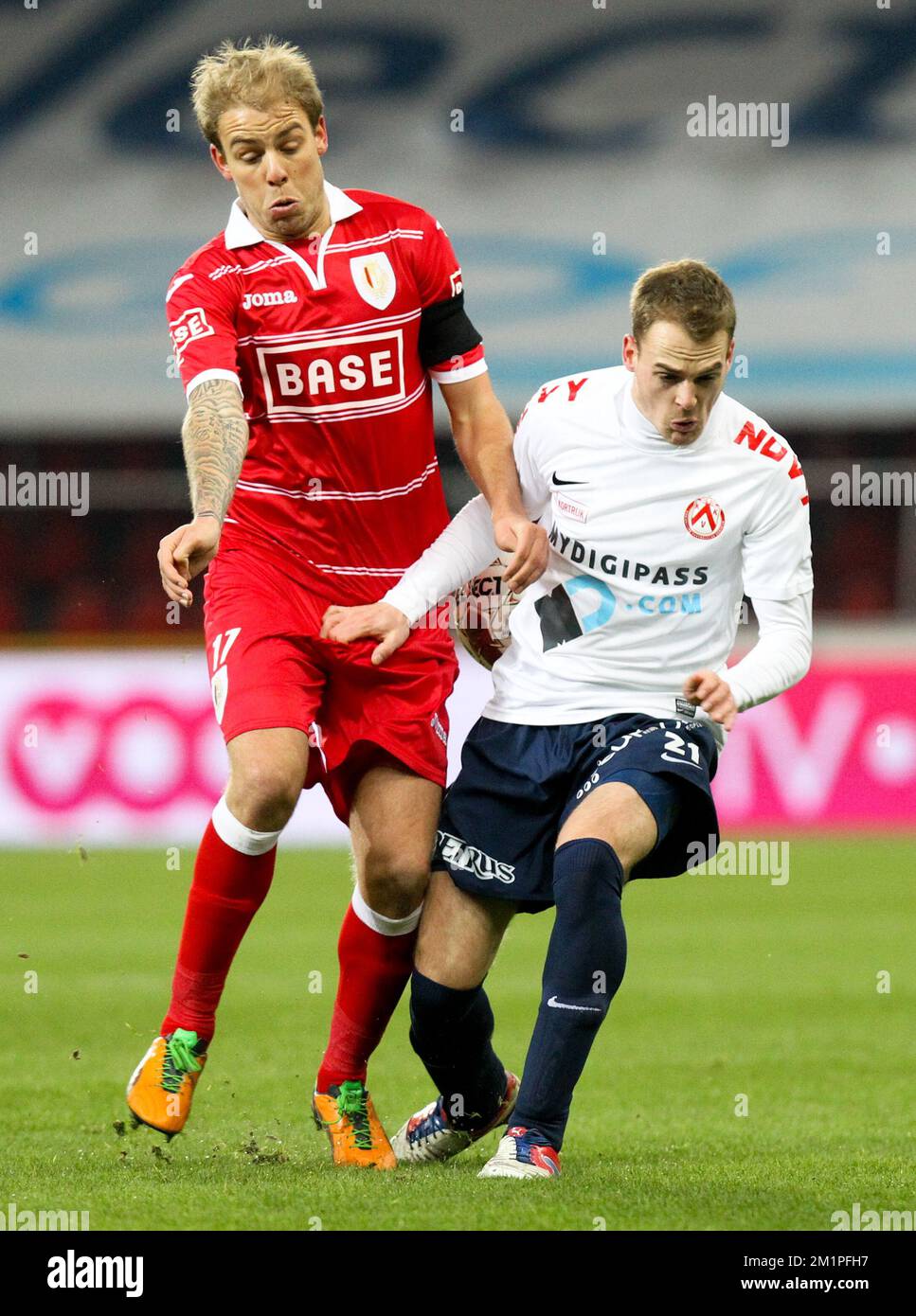 20130125 - LIEGE, BELGIQUE : le combat de standard Yoni Buyens et ...