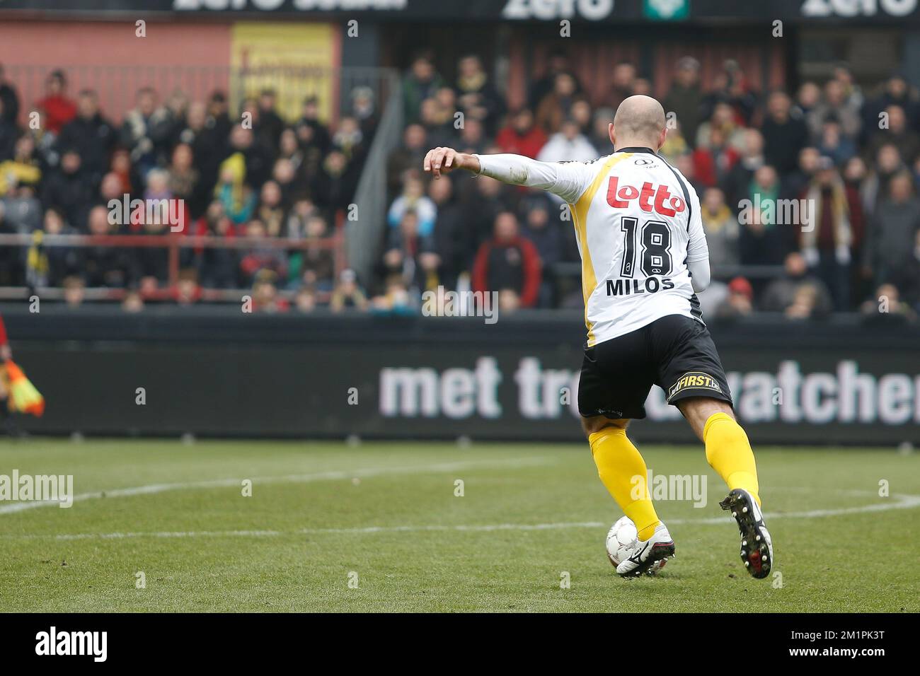 20130217 - LOKEREN, BELGIQUE: Milos Maric de Lokeren marque le but 1-1 ...