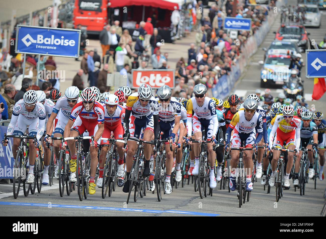 L'illustration montre le pack de cyclistes lors du deuxième passage de ...