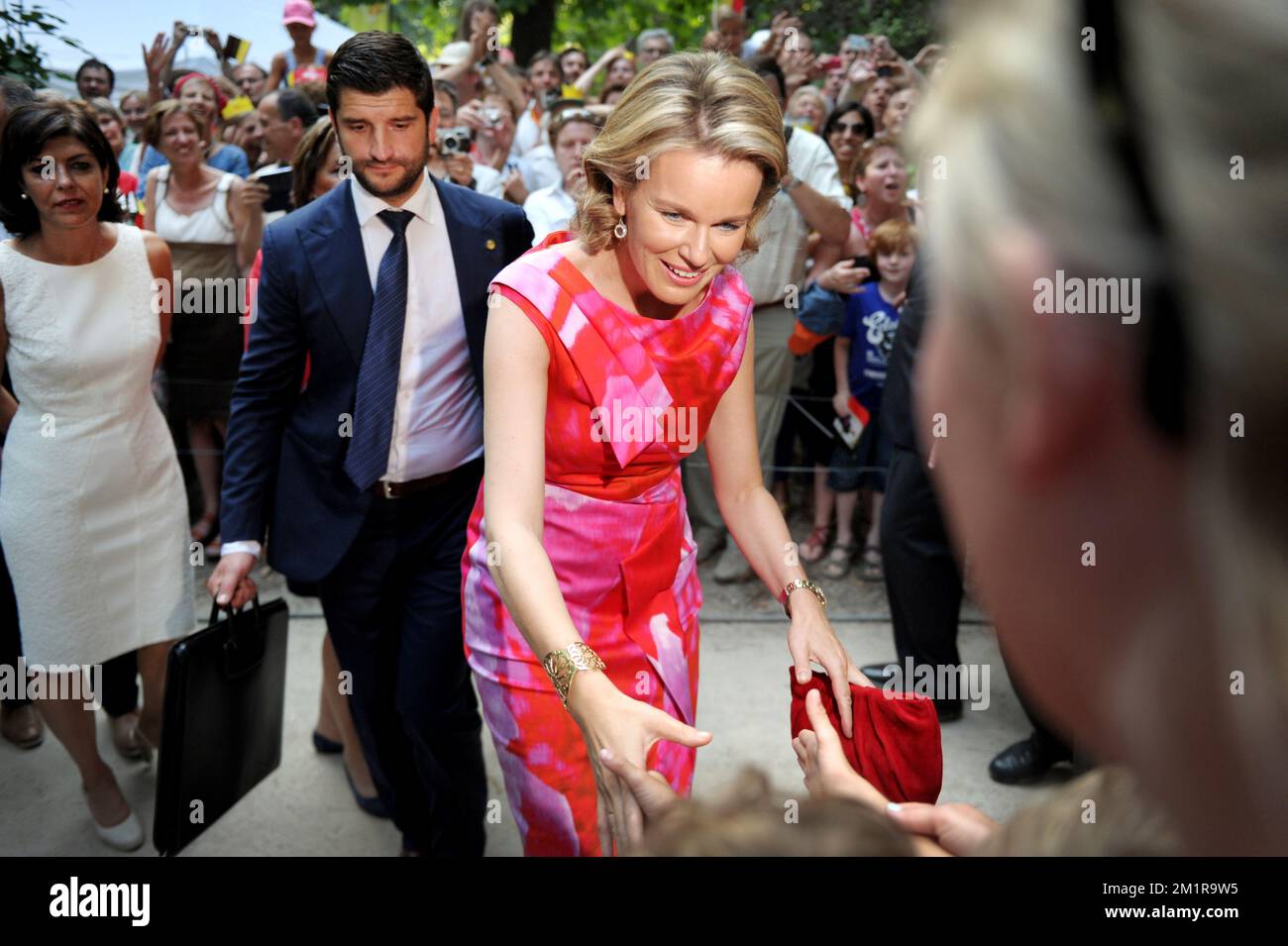 La reine Mathilde de Belgique accueille les gens lors d'une visite ...