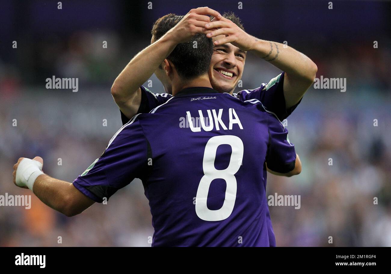 Massimo Bruno d'Anderlecht célèbre après avoir marqué le match de la ...