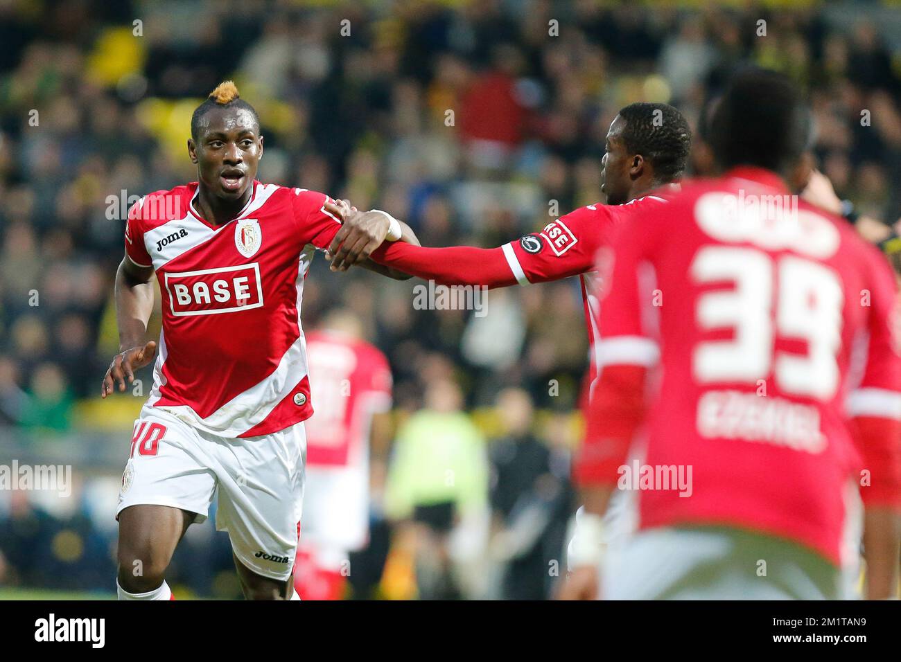 20131201 - LIER, BELGIQUE : le standard Paul-Jose Mpoku Ebunge célèbre ...