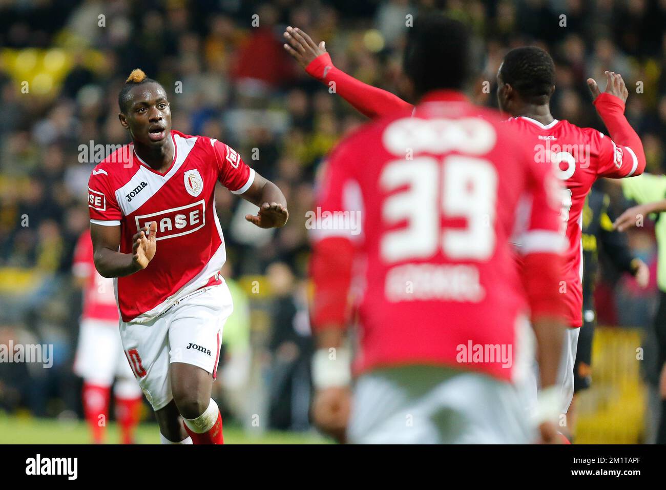 20131201 - LIER, BELGIQUE : le standard Paul-Jose Mpoku Ebunge célèbre ...