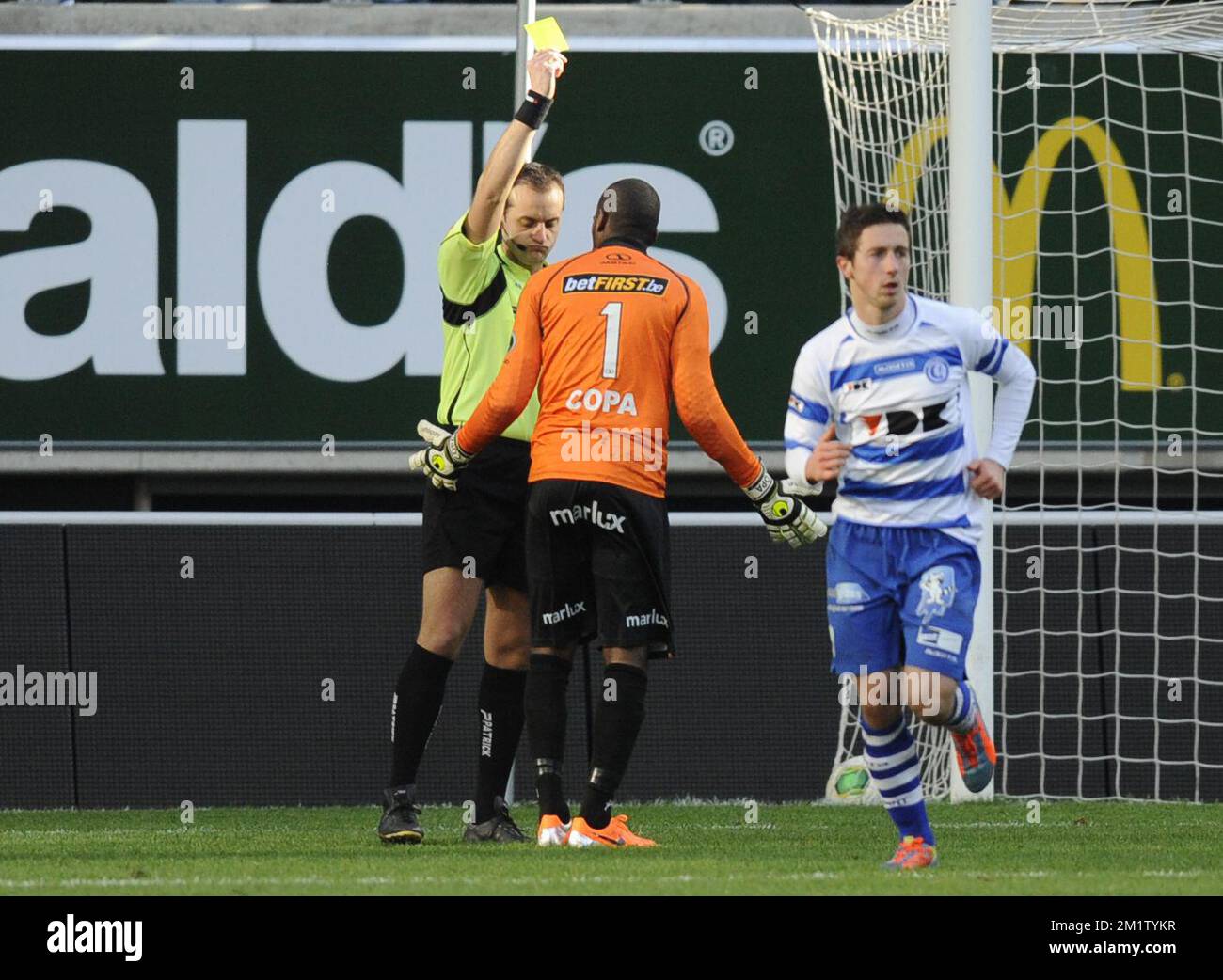 20140216 - GAND, BELGIQUE : Le gardien de but de Lokeren Barry Boubacar ...