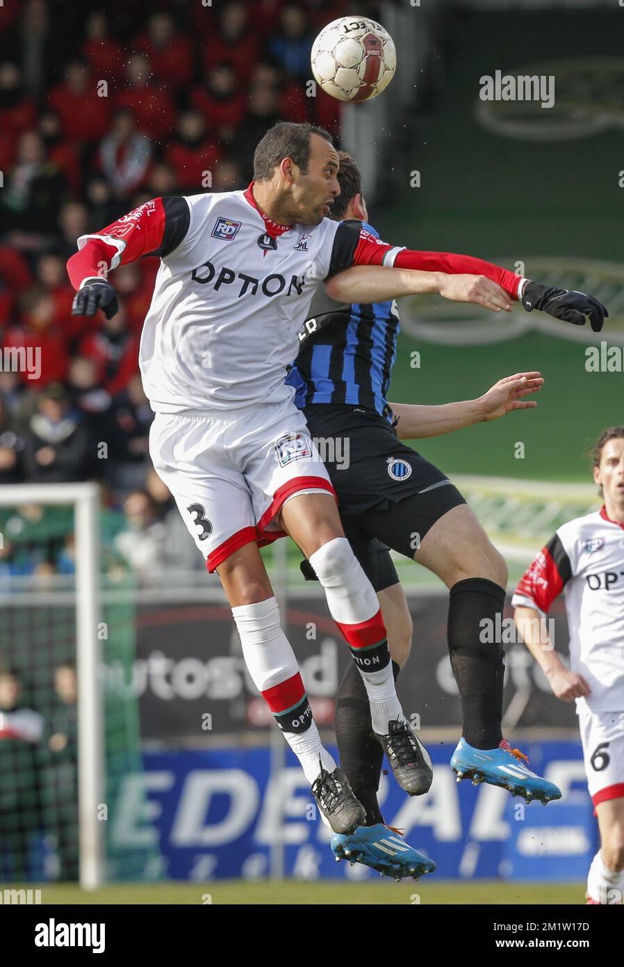20140223 - LOUVAIN, BELGIQUE: Severino da Silva Robson de OHL et Tom de Sutter du Club se ...