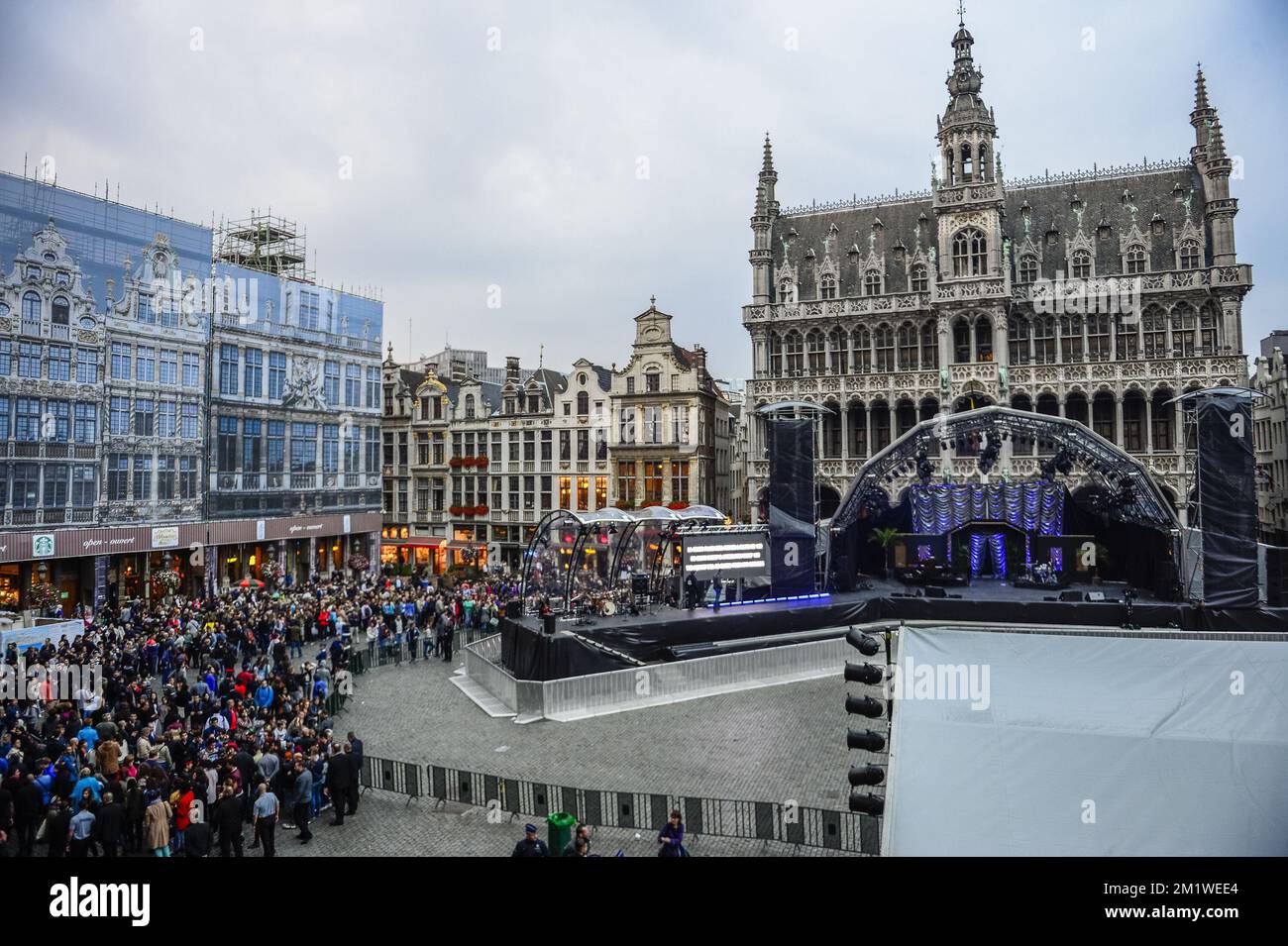 L'illustration montre la scène de la Grand-place avant une conférence ...