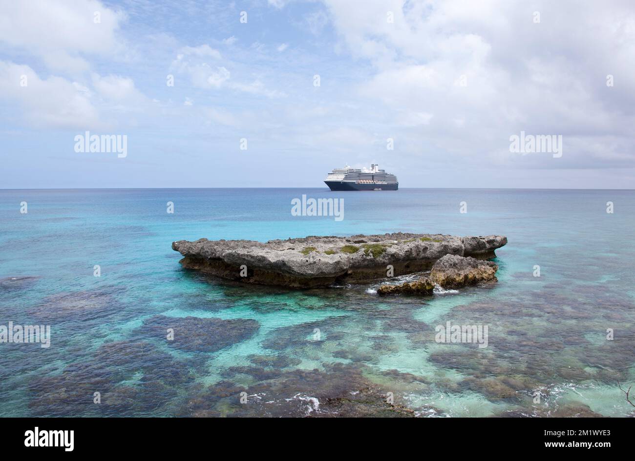 La vue panoramique des eaux transparentes sur la plage du village de ...