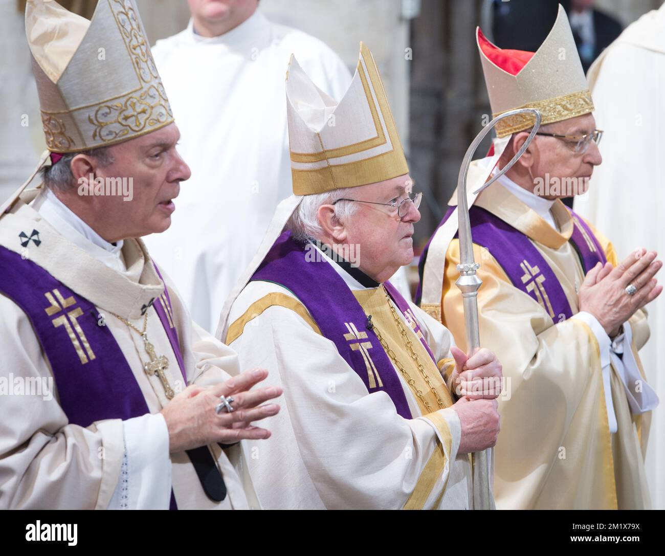 20141212 - BRUXELLES, BELGIQUE : Archevêque André-Joseph Leonard (L) et ...