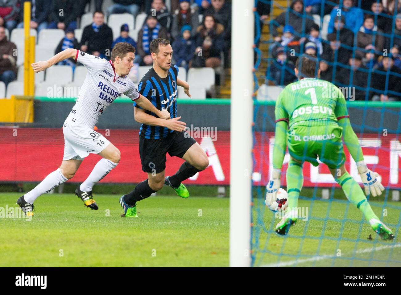 20141207 - BRUGGE, BELGIQUE: Olafur Skulason d'Essevee et Tom de Sutter du Club se battent pour ...