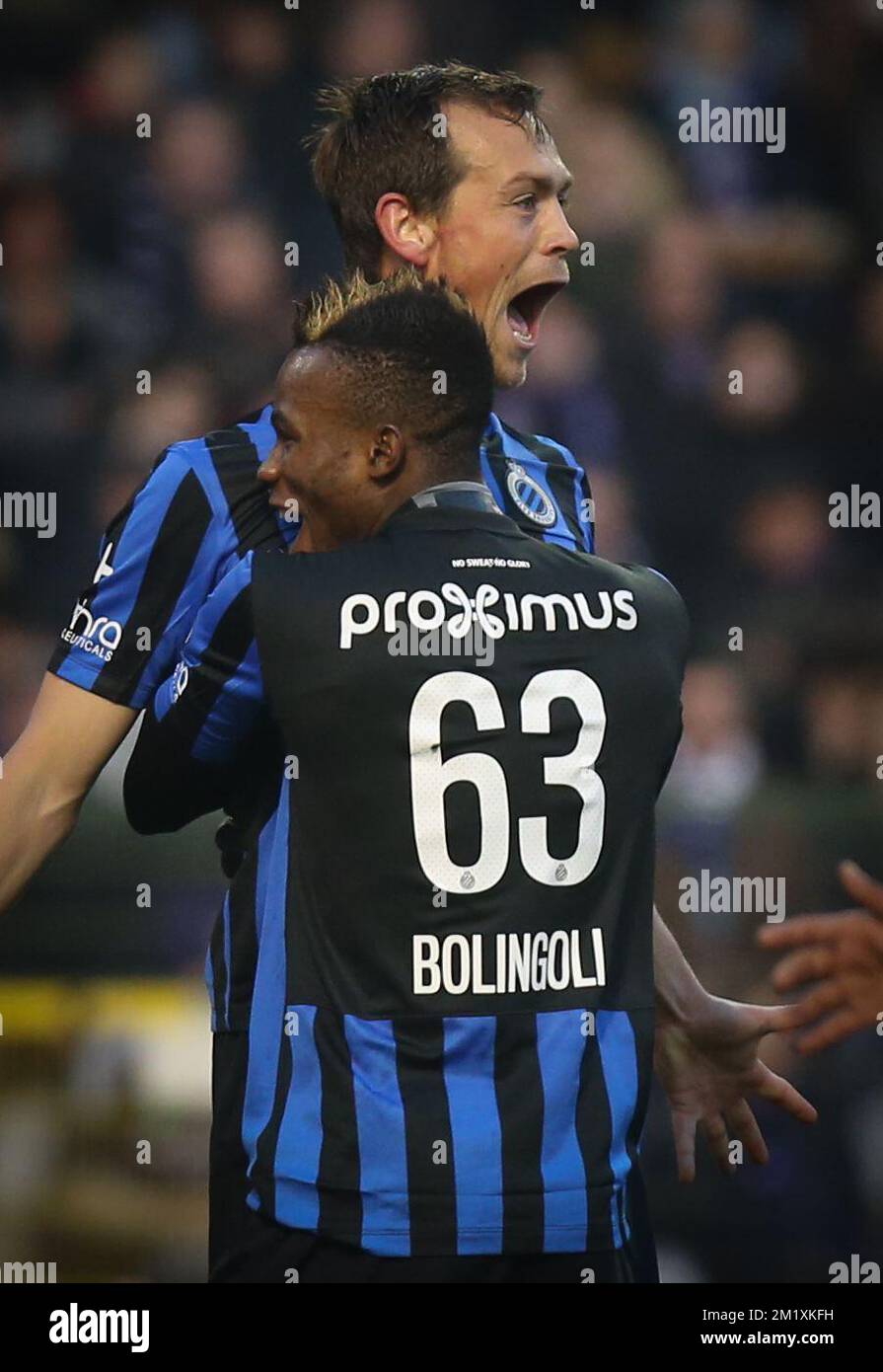 Tom de Sutter du Club célèbre après avoir marqué le but 1-0 avec Boli Bolingoli Mbombo du Club ...