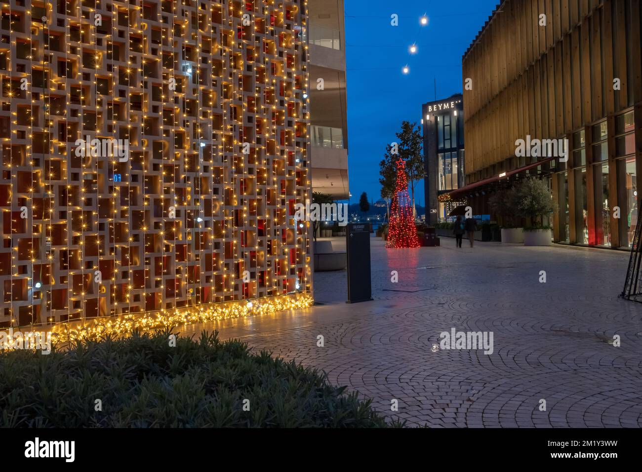 Un mur est recouvert de décorations de noël. Les magasins de Galataport ... Un mur est recouvert de décorations de noël. Les magasins de Galataport ...