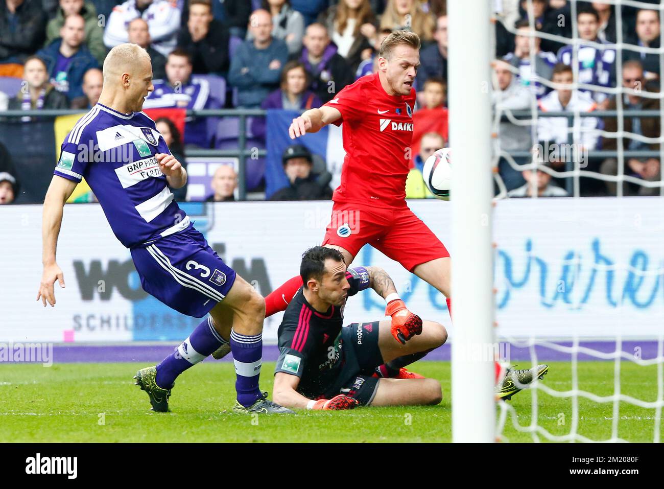 20151025 - BRUXELLES, BELGIQUE : Olivier Deschacht d'Anderlecht, Silvio ...