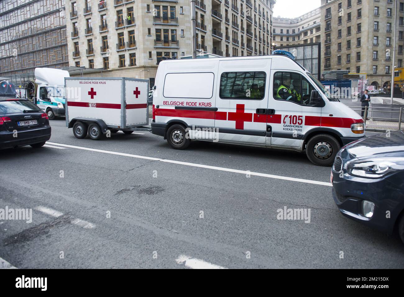 L'illustration montre la 'Croix Rouge / 'Rode Kruis' sur la scène dans ...