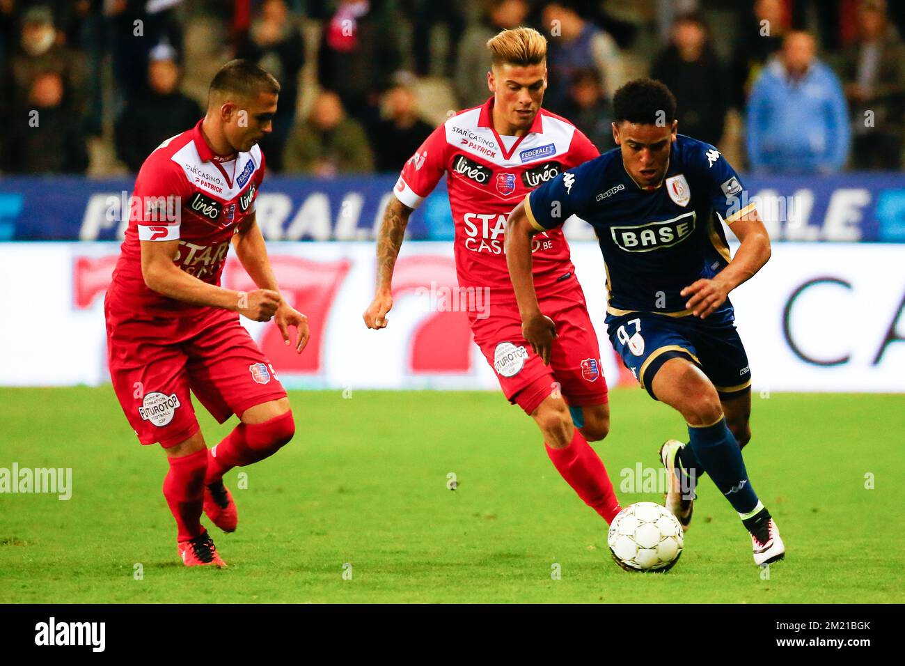 Christian Manea de Mouscron et Ryan Mmaee de Standard se battent pour ...