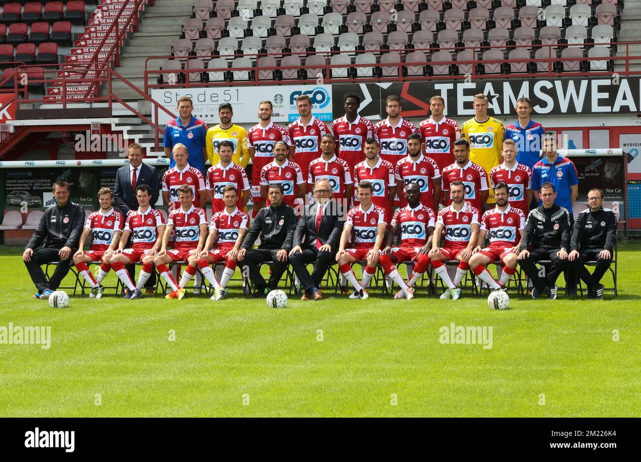 (Rangée supérieure G-D) Jasper Velghu, gardien de but Michalis Sifakis ...