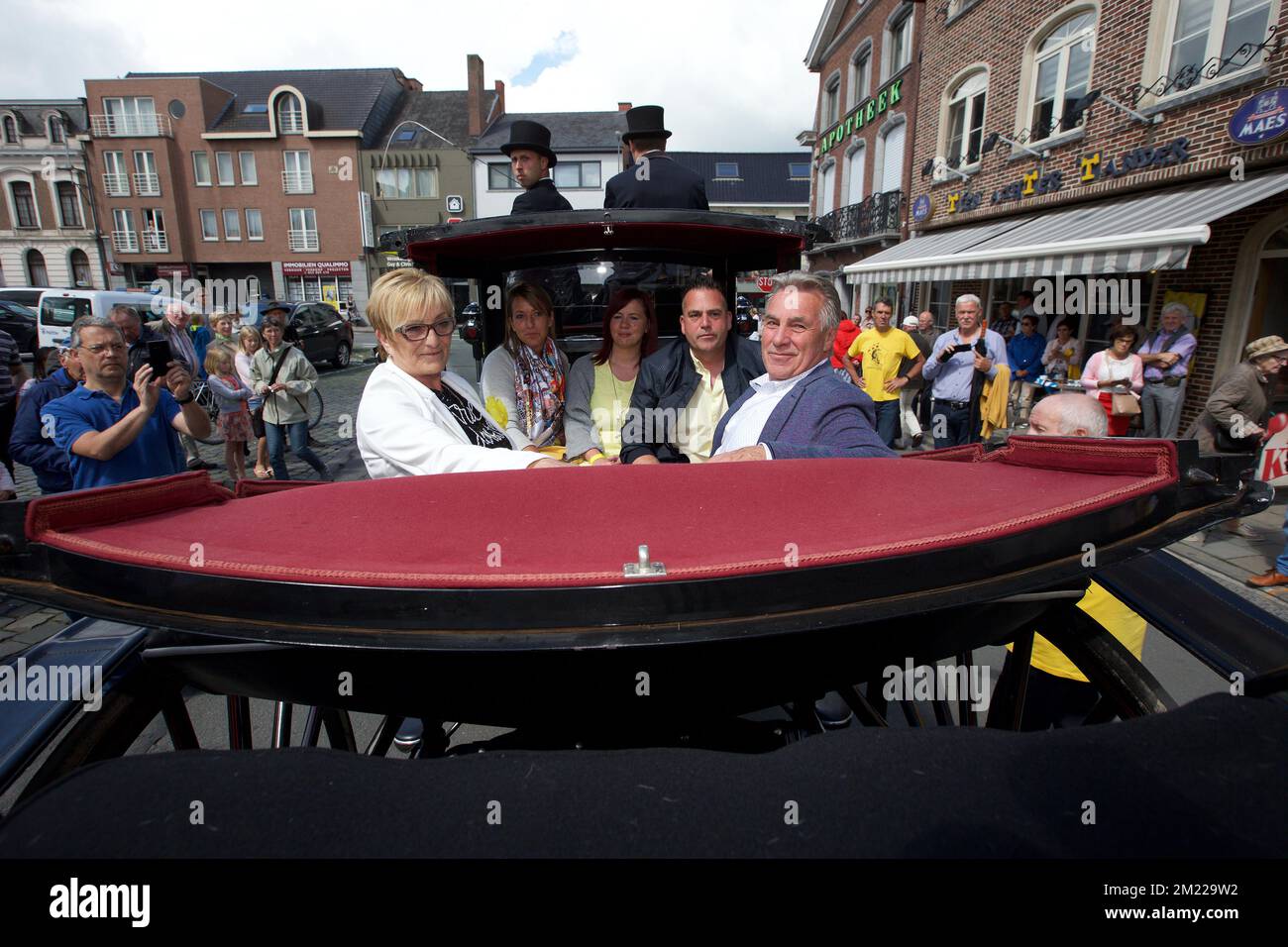 Ancien cycliste belge Lucien Van Impe et famille photographiés lors des ...