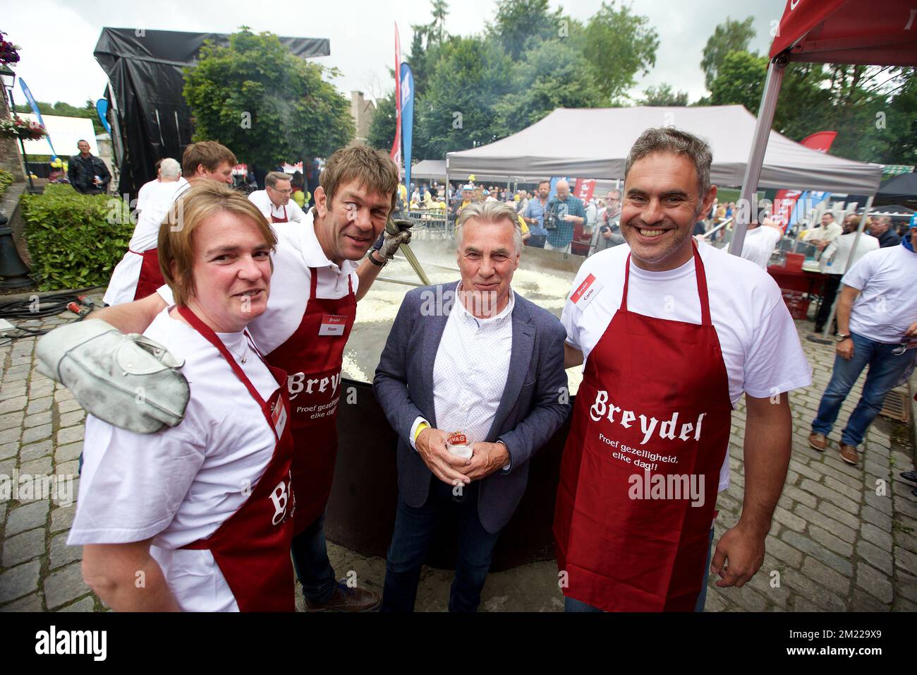 Ancien cycliste belge Lucien Van Impe (C) photographié lors des ...