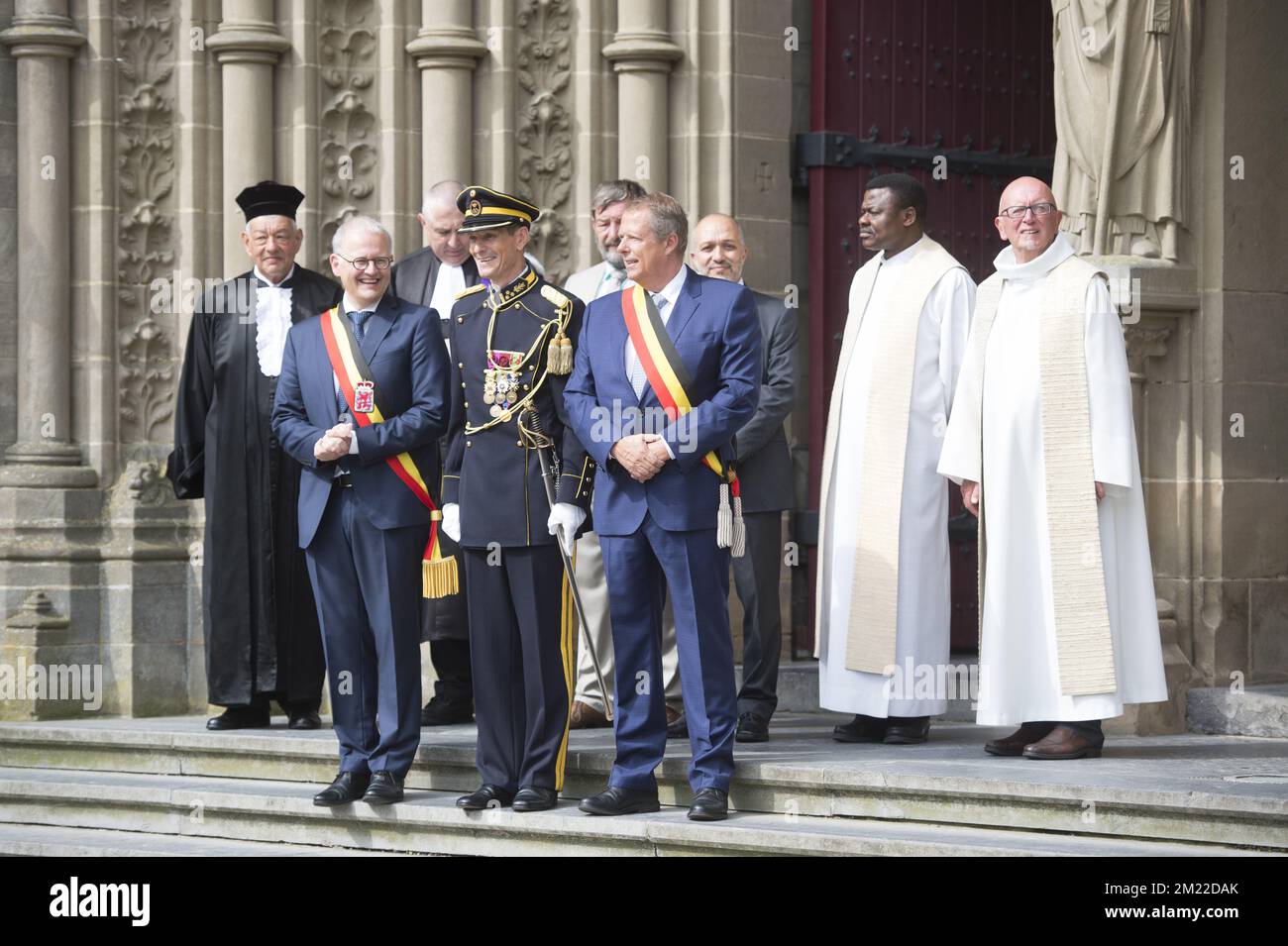 Le maire d'Arlon, Vincent Magnus (L), et le gouverneur de la province ...