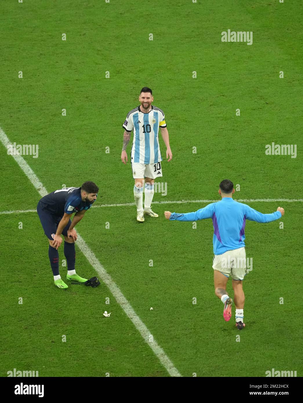 Josko Gvardiol de Croatie a été abattu alors que Lionel Messi d'Argentine célèbre le match de ...