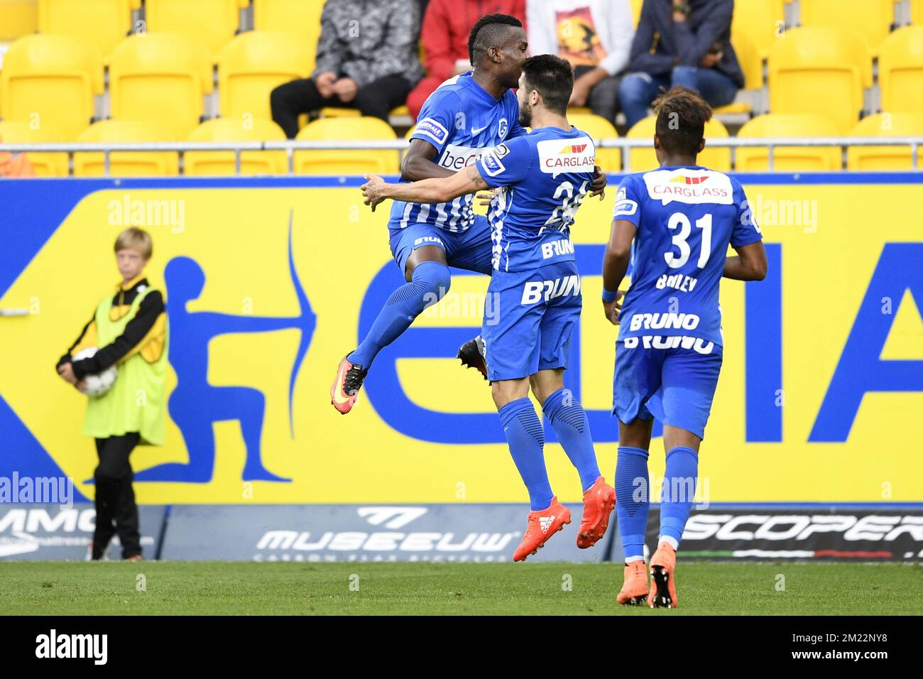 Le Mwbana Ally Samatta de Genk célèbre après avoir marqué le quatrième ...