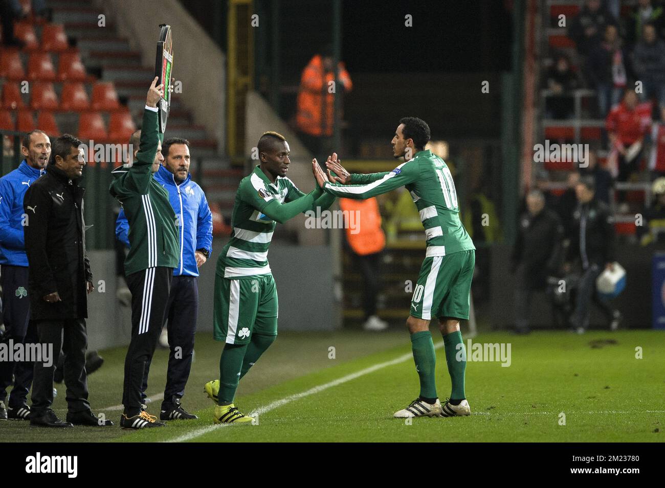 L'ancien joueur de Standard Paul-Jose Mpoku Ebunge et le milieu de ...