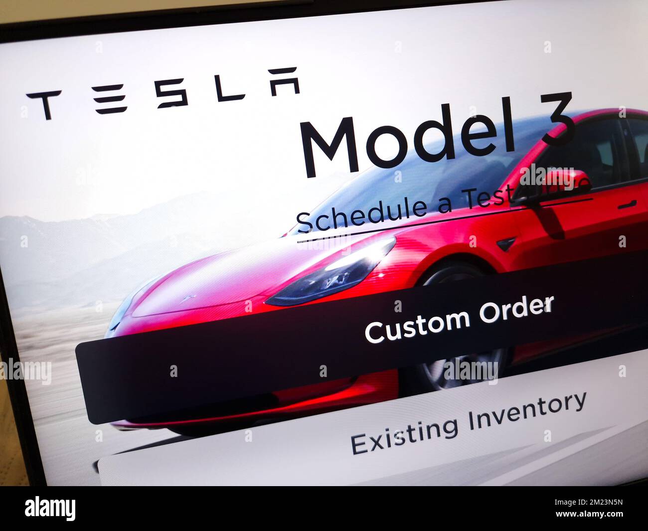KONSKIE, POLOGNE - 13 décembre 2022: Site Internet de Tesla affiché sur ...