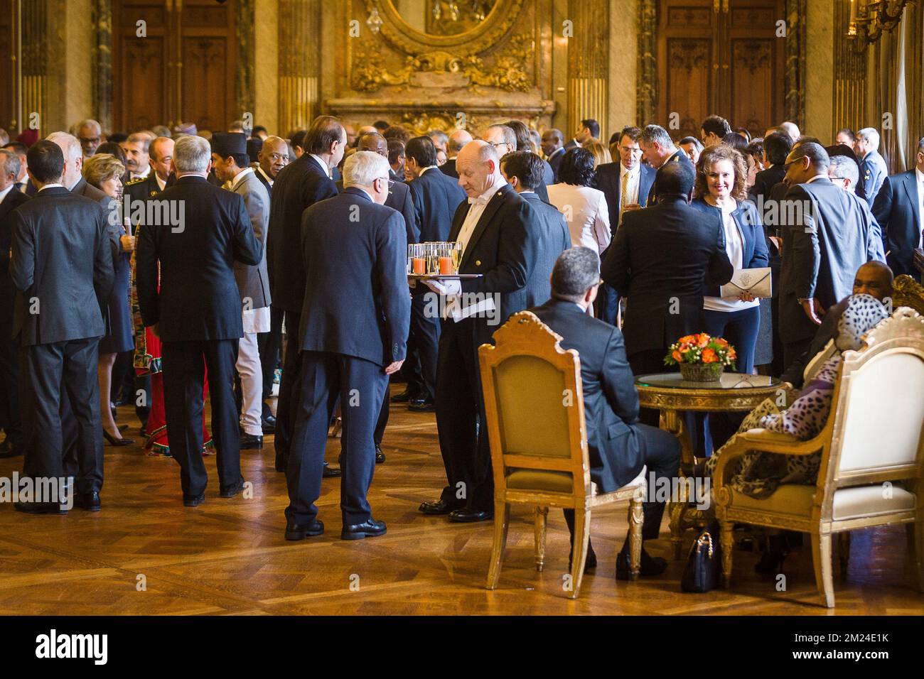 L'illustration montre une réception du nouvel an organisée par la ...