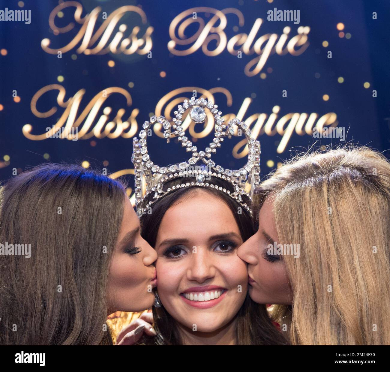 Romanie Schotte fête avec Delphine Devos (L) et Eva Mira (R), première et deuxième fois, après ...