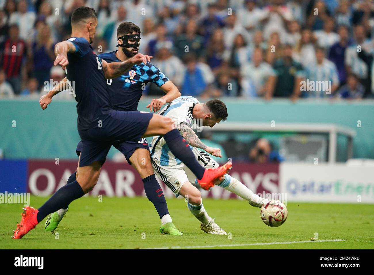 DOHA, QATAR - DÉCEMBRE 13 : le joueur d'Argentine Lionel Messi tire le ...