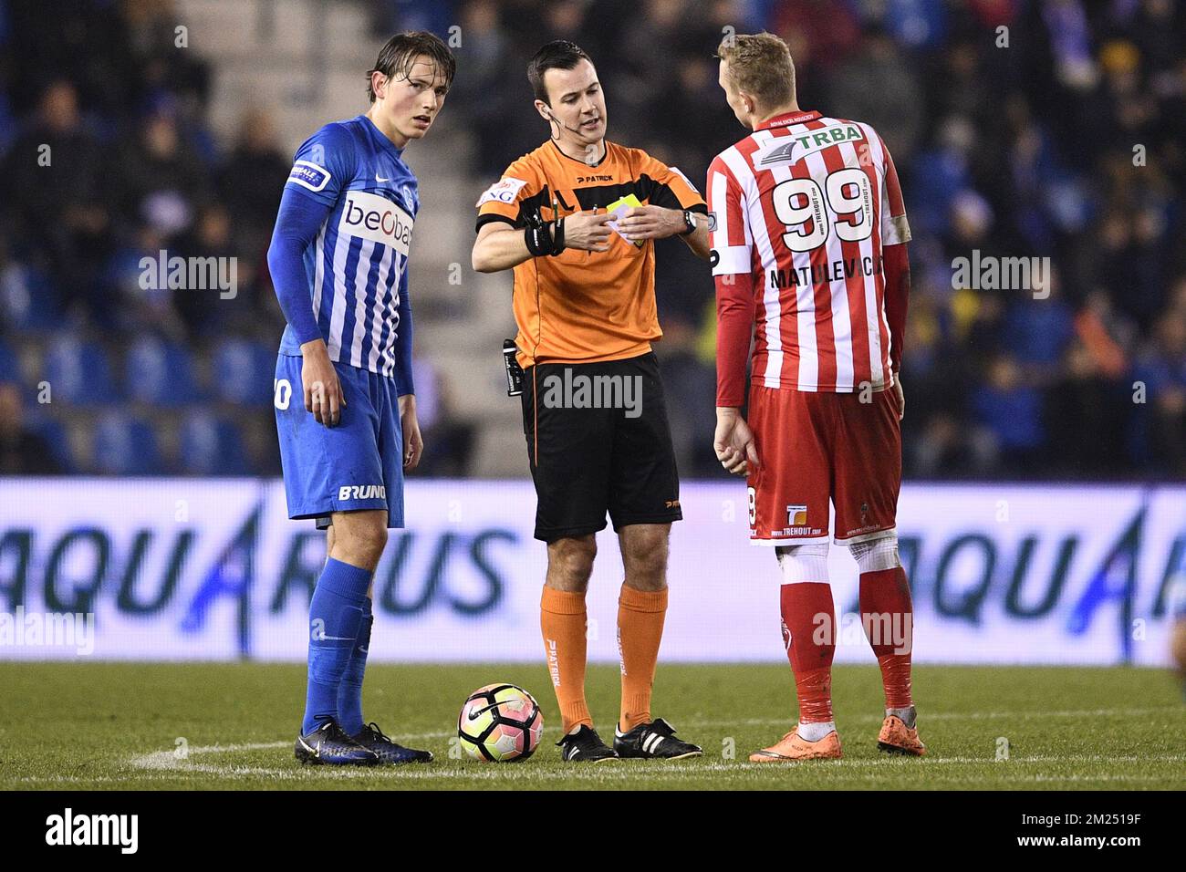 Sander Berge de Genk, l'arbitre Bram Van Driessche et Delvydas ...