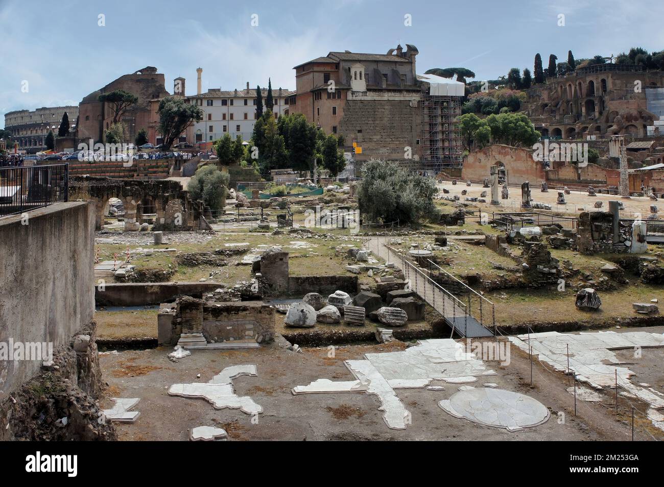 Le forum romain, qui représentait le centre politique, juridique ...