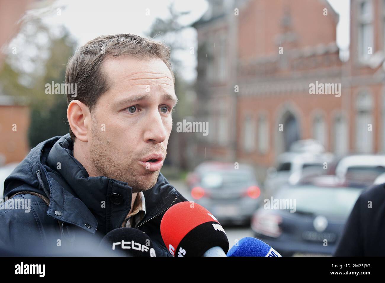 L'avocat de Storme, Fabian Lavaux, parle à la presse alors que Leopold ...