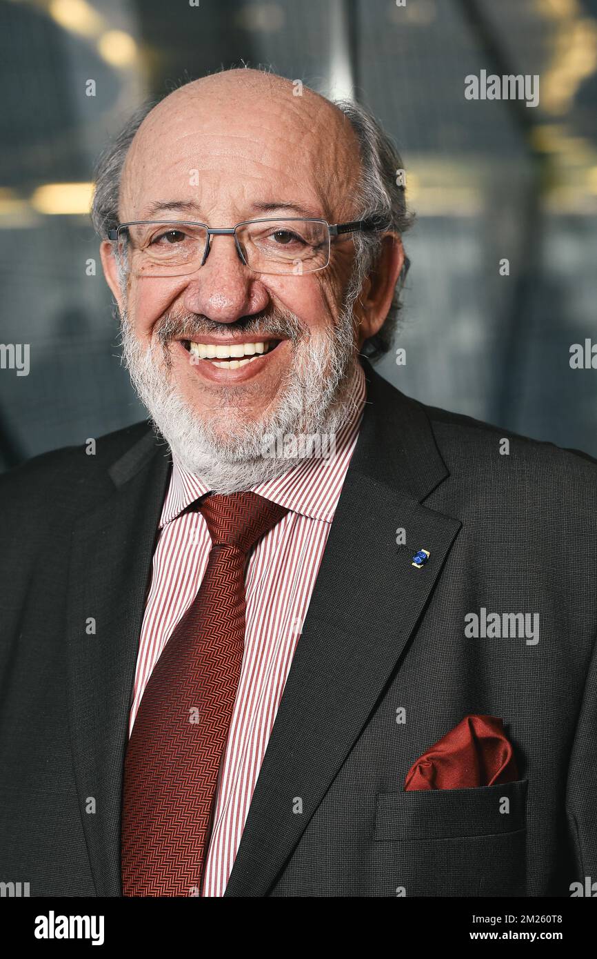Louis Michel, membre du Parlement européen, pose pour photographe lors ...